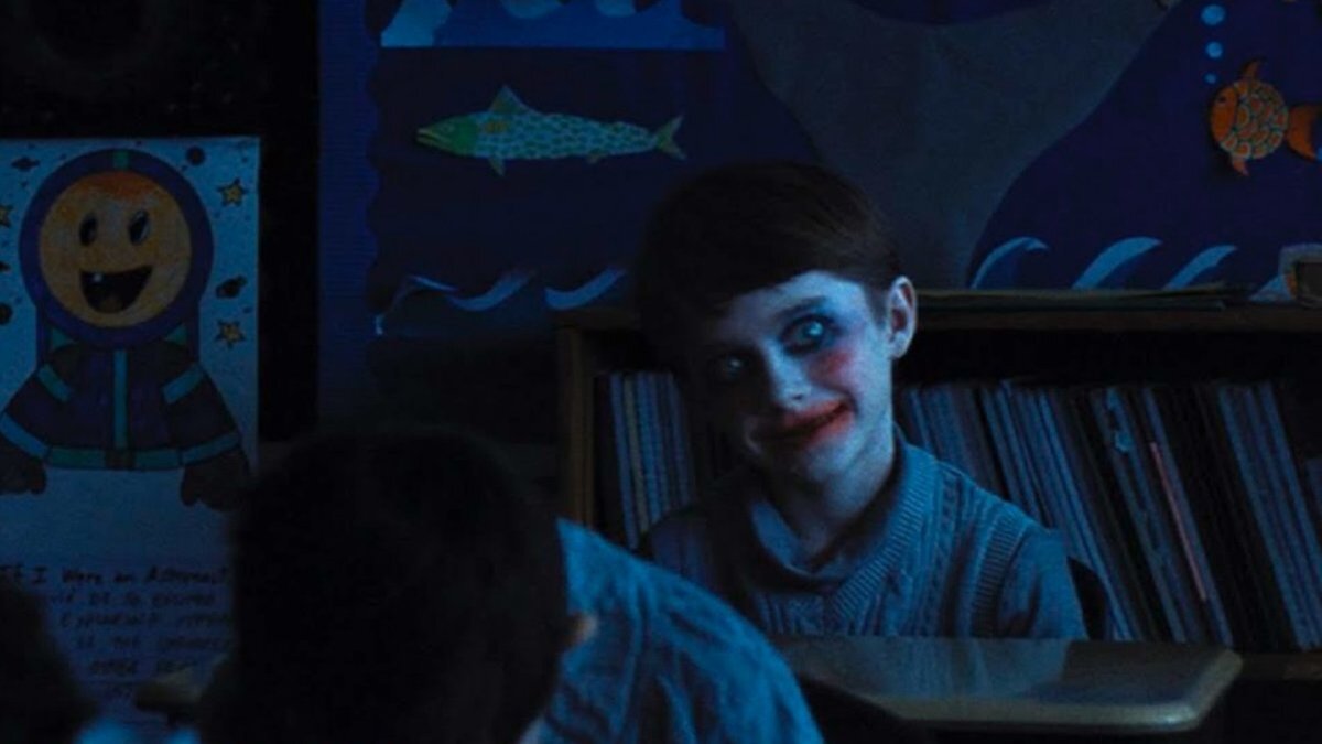 Weapons (2025) Review: An Original Mystery Horror That Effectively ...